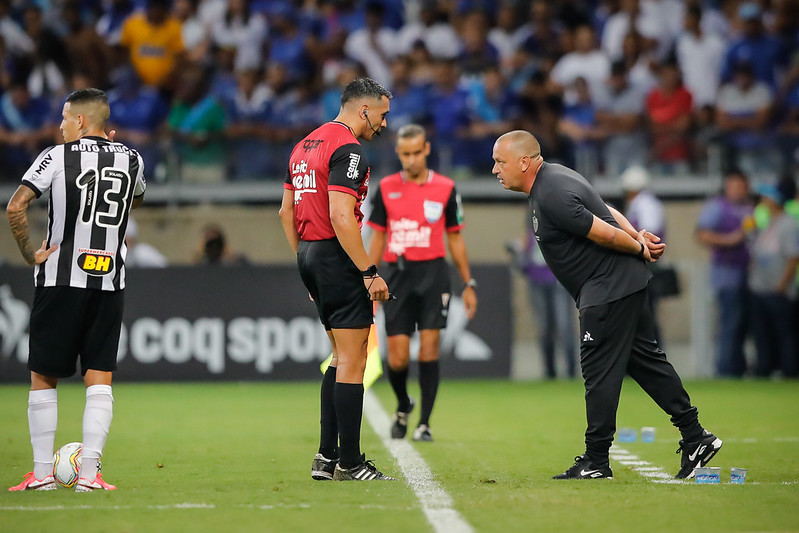 James Freitas destaca importância da vitória no clássico - Clube ...